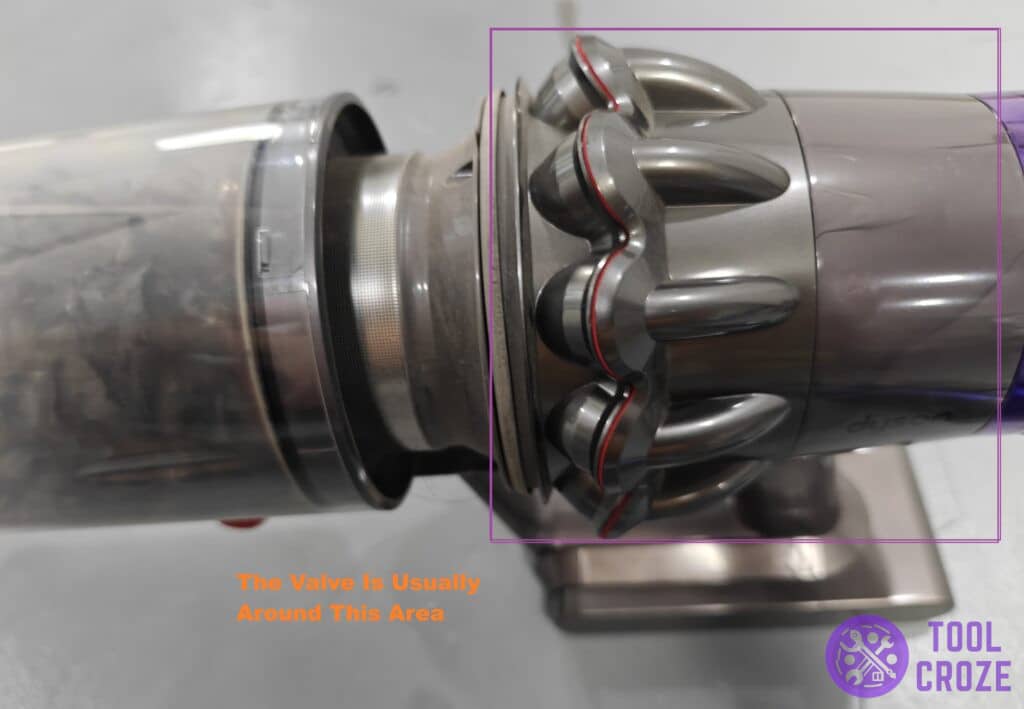 Dyson Vacuum No Suction from Base No Clog: 4 Troubleshooting Methods ...